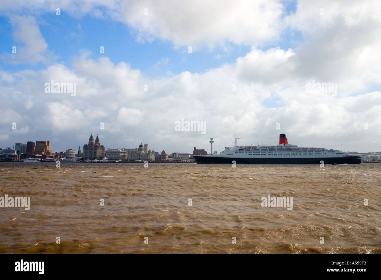 Qeii anchor hi-res stock photography and images - Alamy