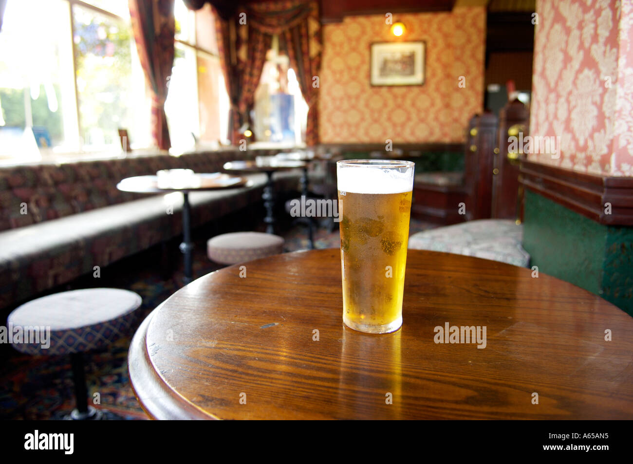 Empty bar hi-res stock photography and images - Alamy