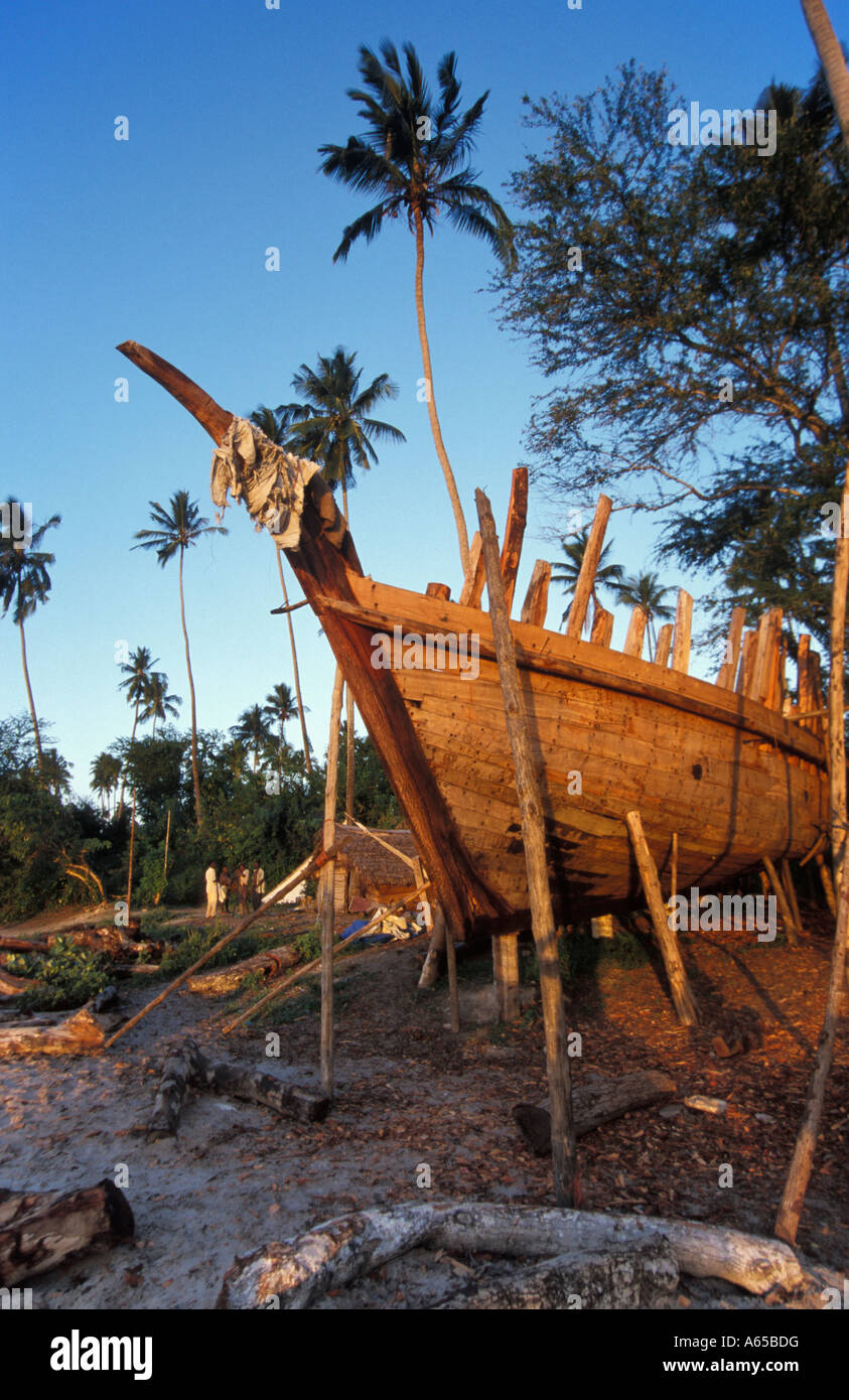 Traditional dhow building zanzibar tanzania hi-res stock photography ...