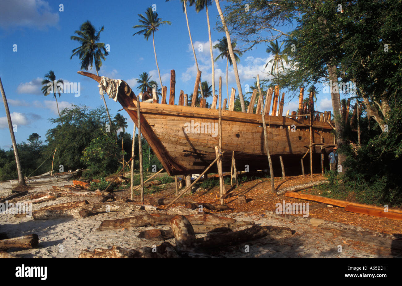 Traditional dhow building zanzibar tanzania hi-res stock photography ...