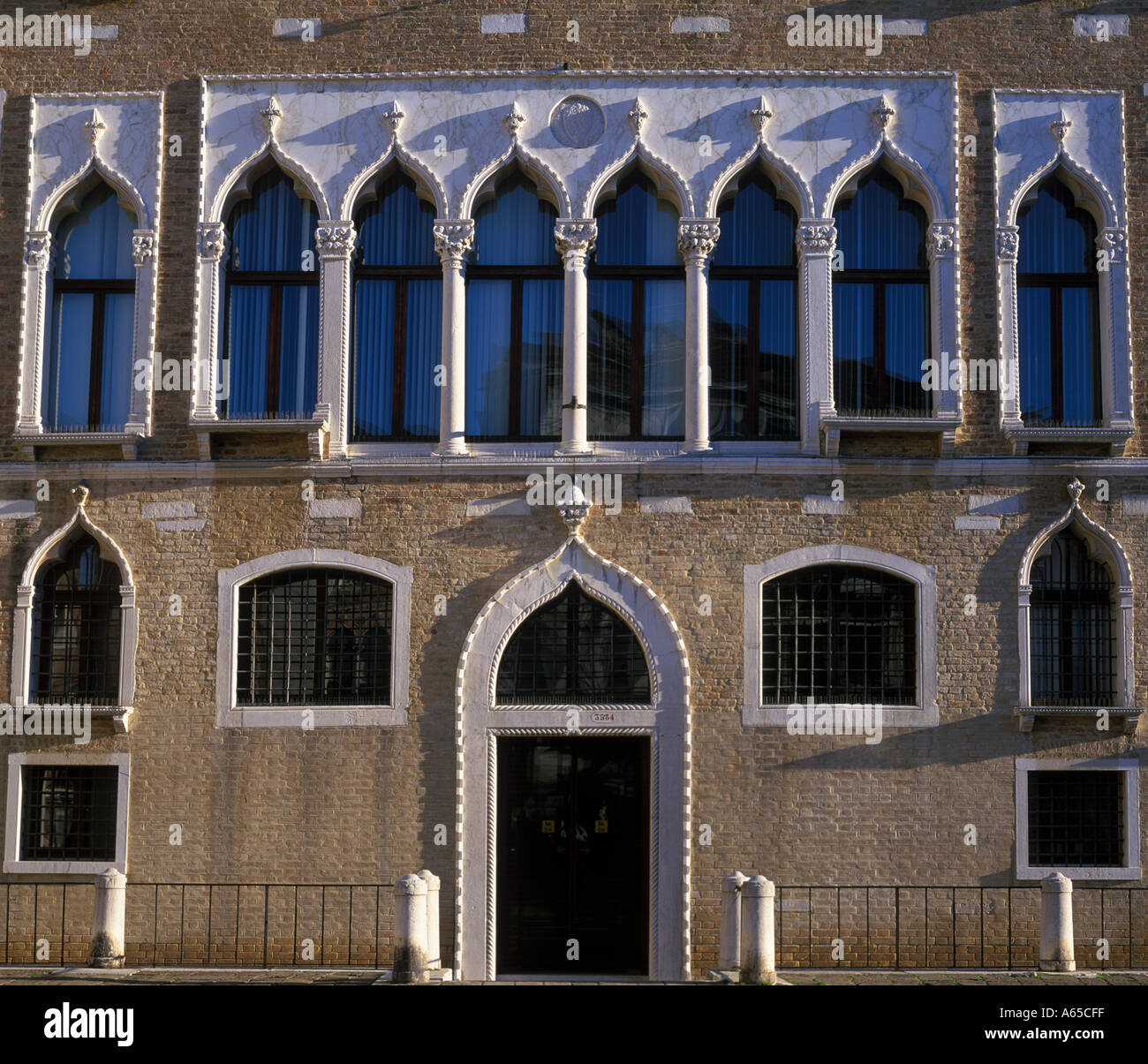Gothic windows Venice Stock Photo - Alamy