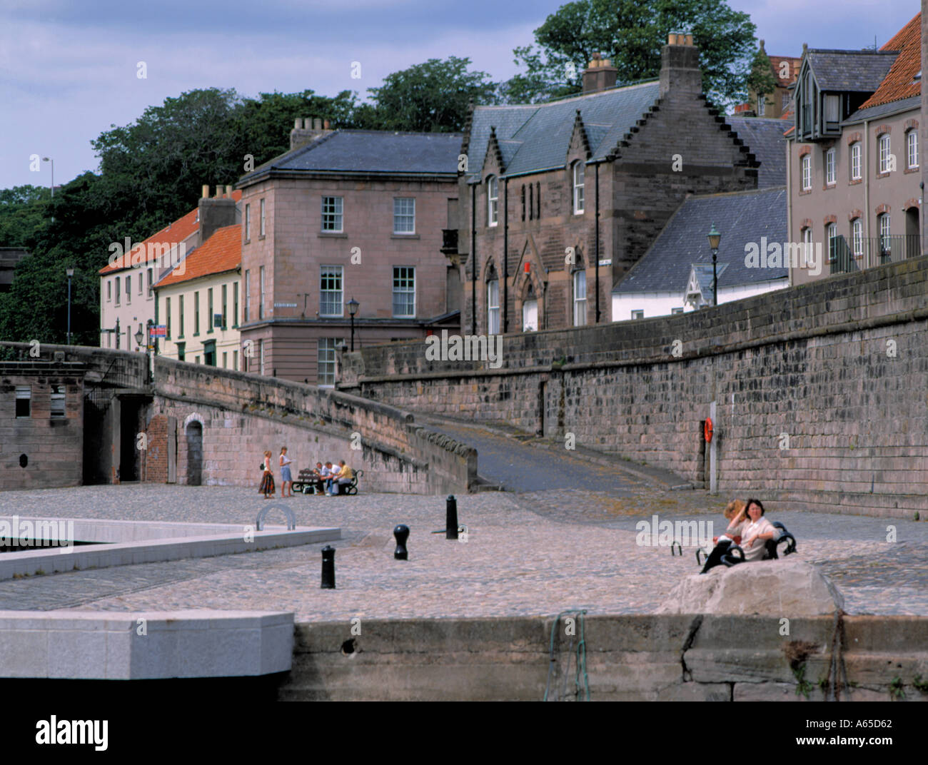Quay walls hi-res stock photography and images - Alamy
