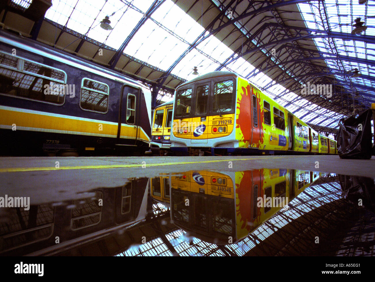 Thameslink Brighton to Bedford train left stands next to an outgoing ...