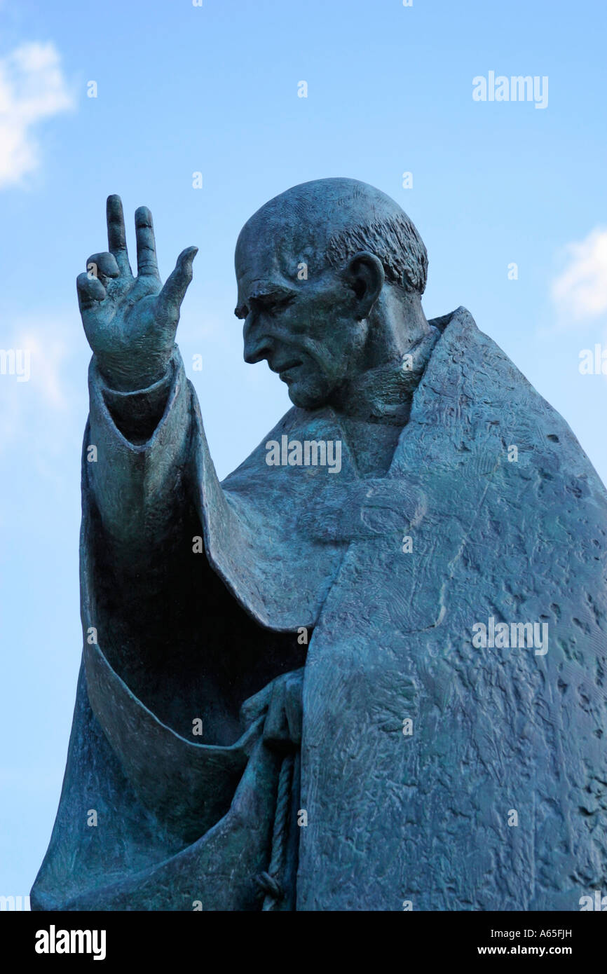 Bronze Statue of Saint Richard at Chichester Cathedral, West Sussex ...