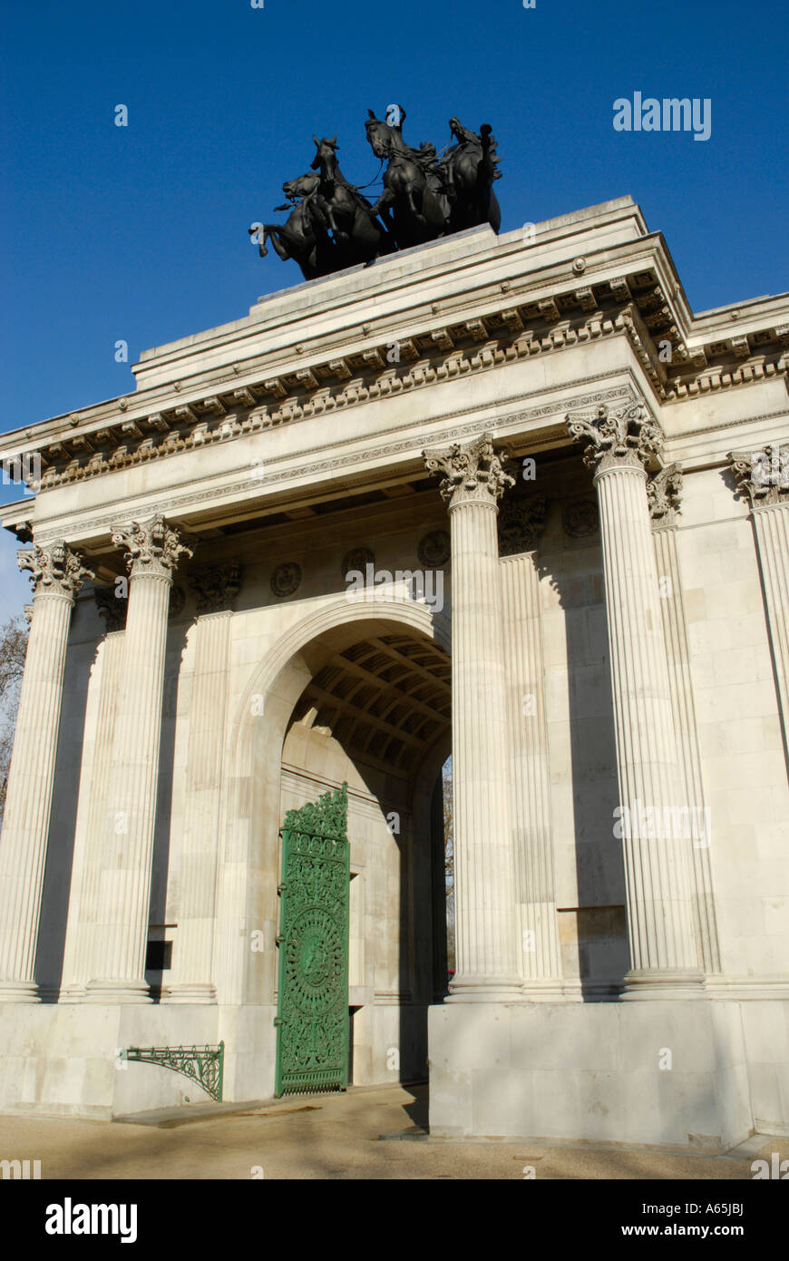 The famous wellington arch hyde park corner hi-res stock photography ...