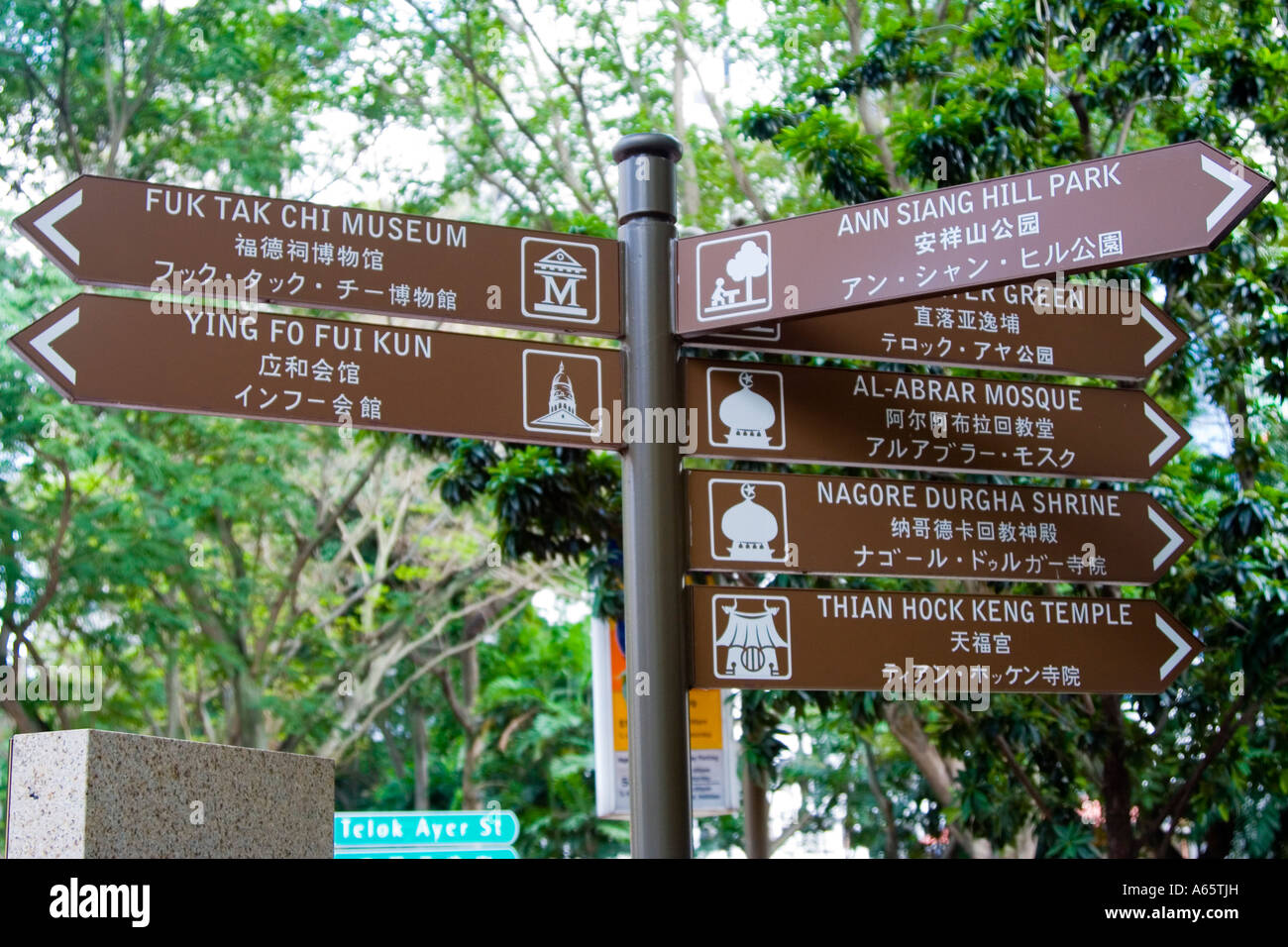 Direction Arrows to Local Tourist Landmarks Singapore Stock Photo - Alamy