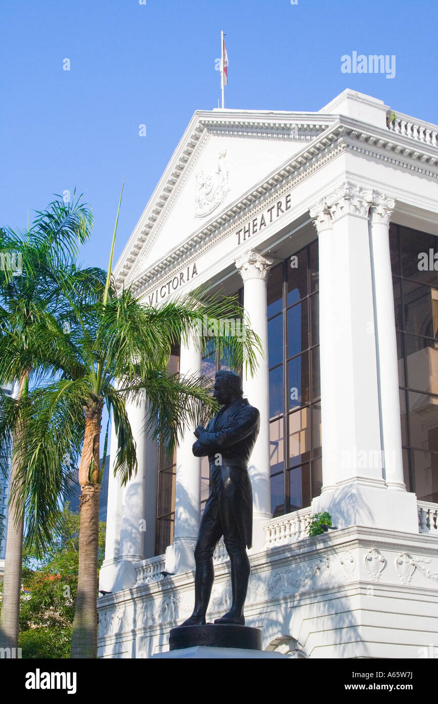 Statue of Sir Stamford Raffles in front of Victoria Theatre Singapore Stock Photo - Alamy