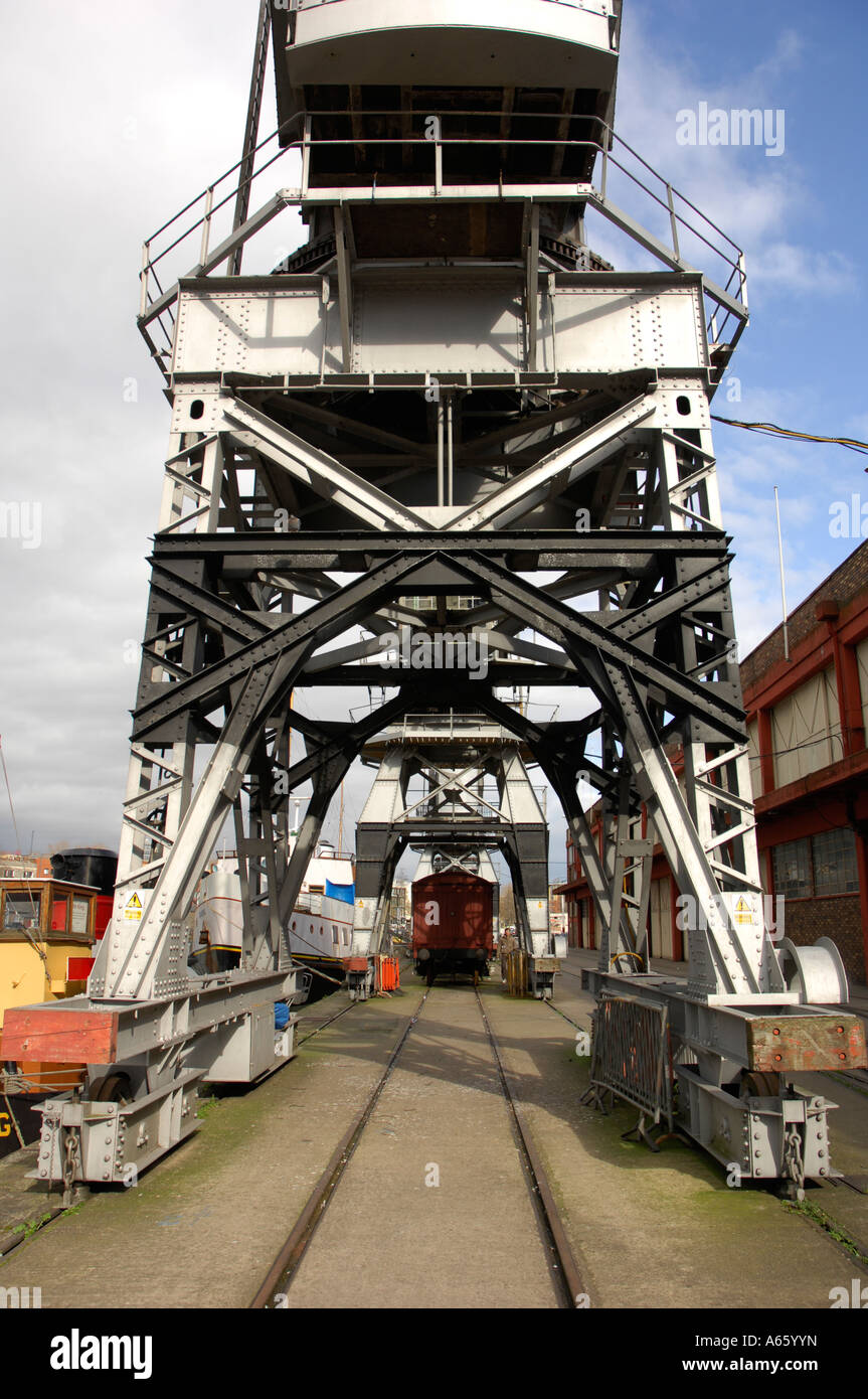 Dockside industry hi-res stock photography and images - Alamy