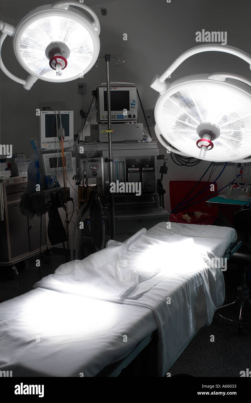 Operating room table hi-res stock photography and images - Alamy