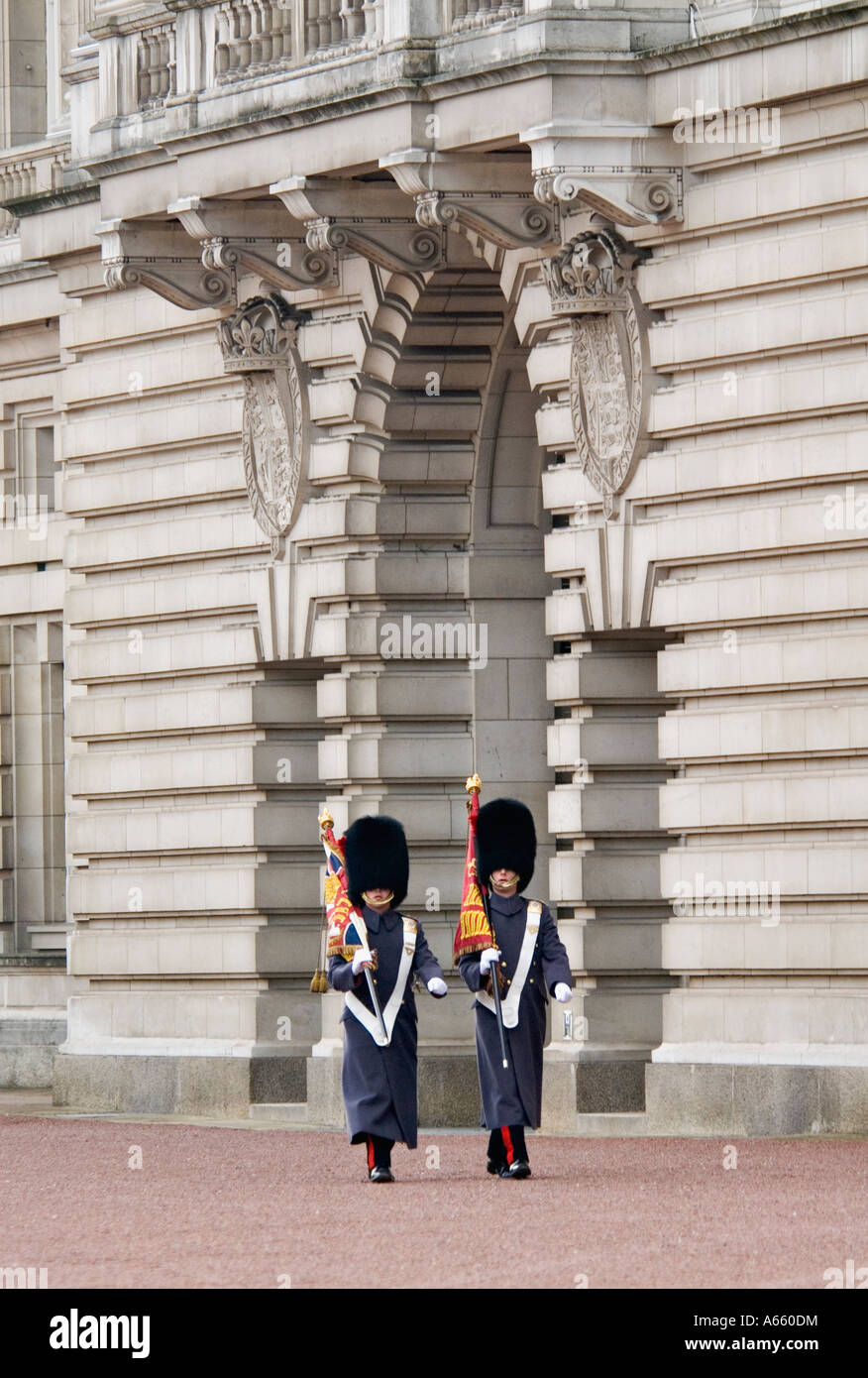 In the forecourt of buckingham palace hi-res stock photography and ...