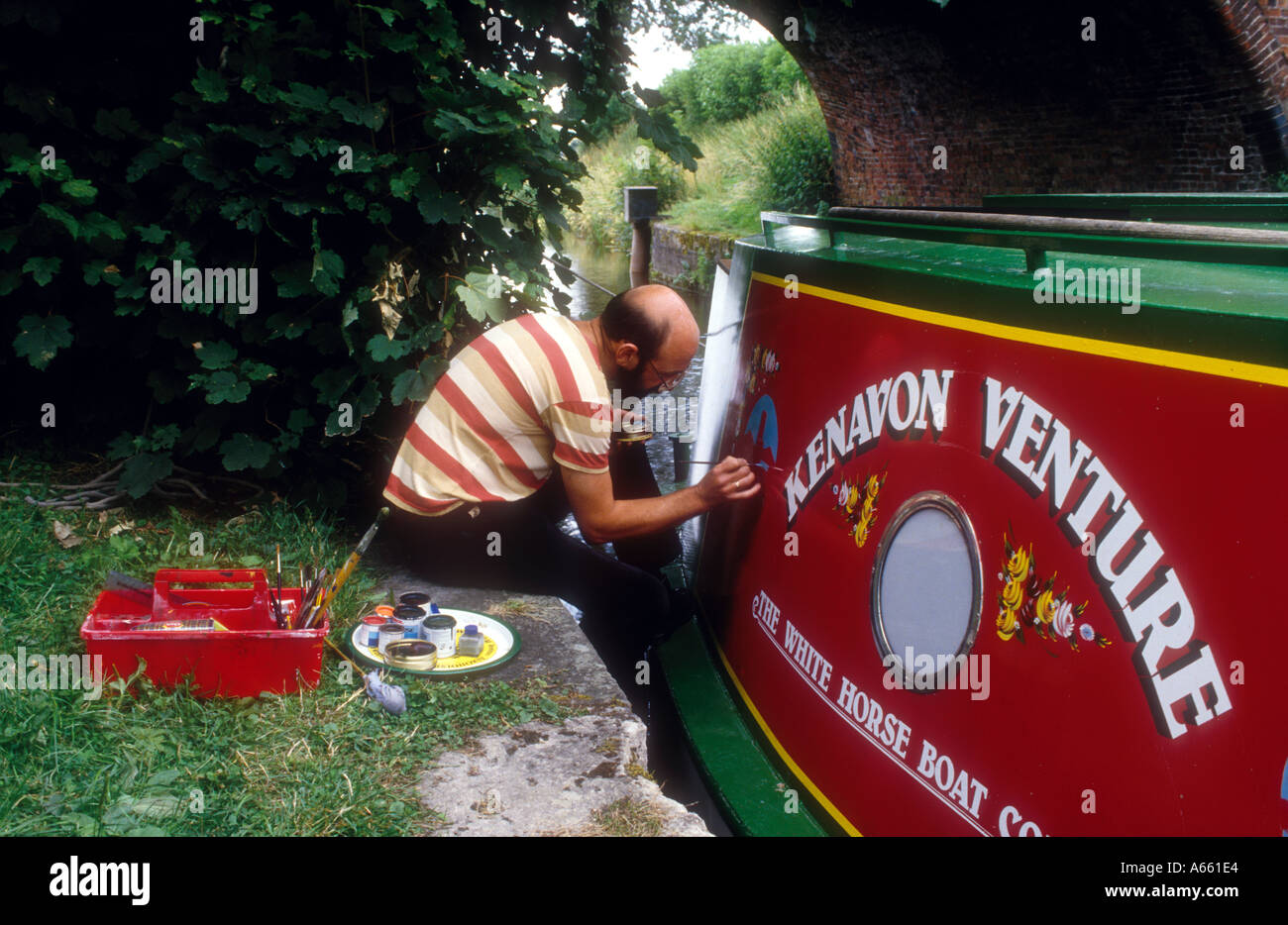 Painting a narrowboat at Horton in Wiltshire England UK Stock Photo - Alamy