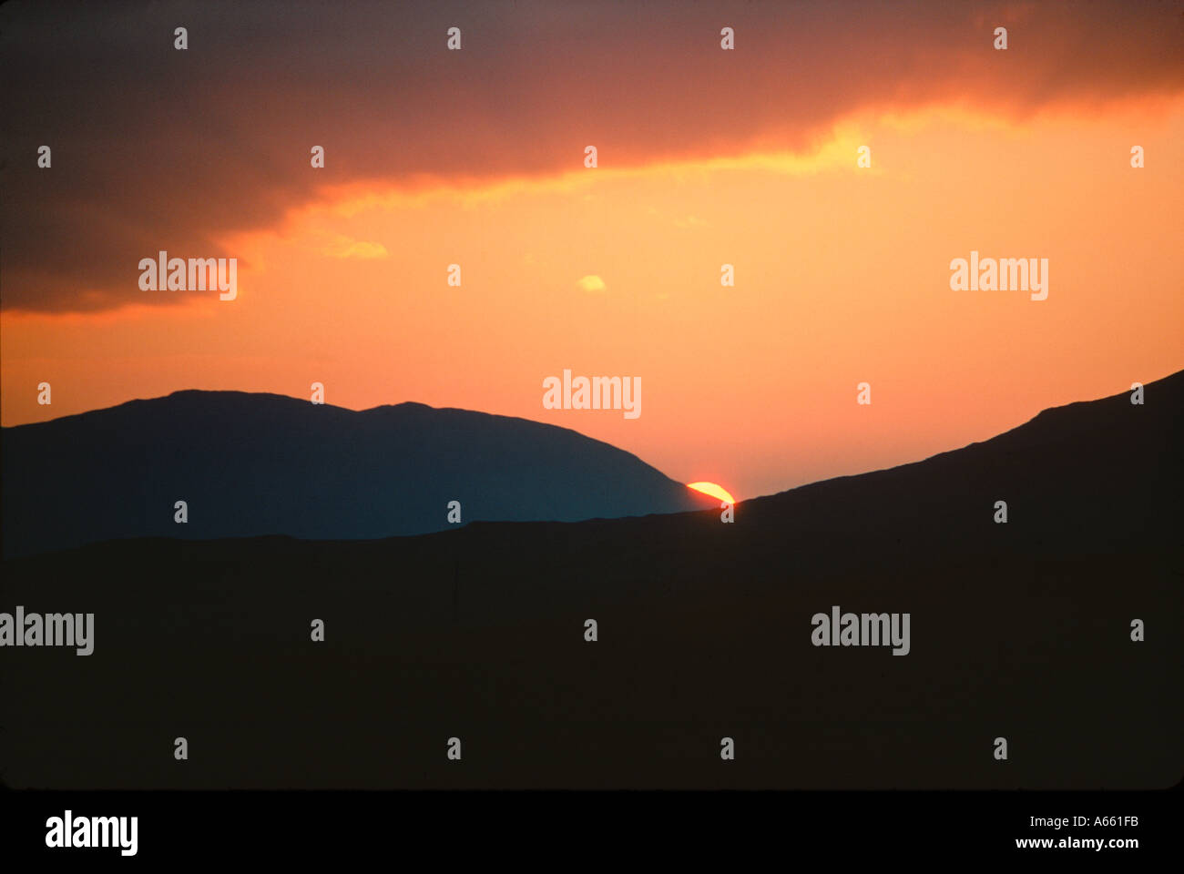 Hills outline hi-res stock photography and images - Alamy