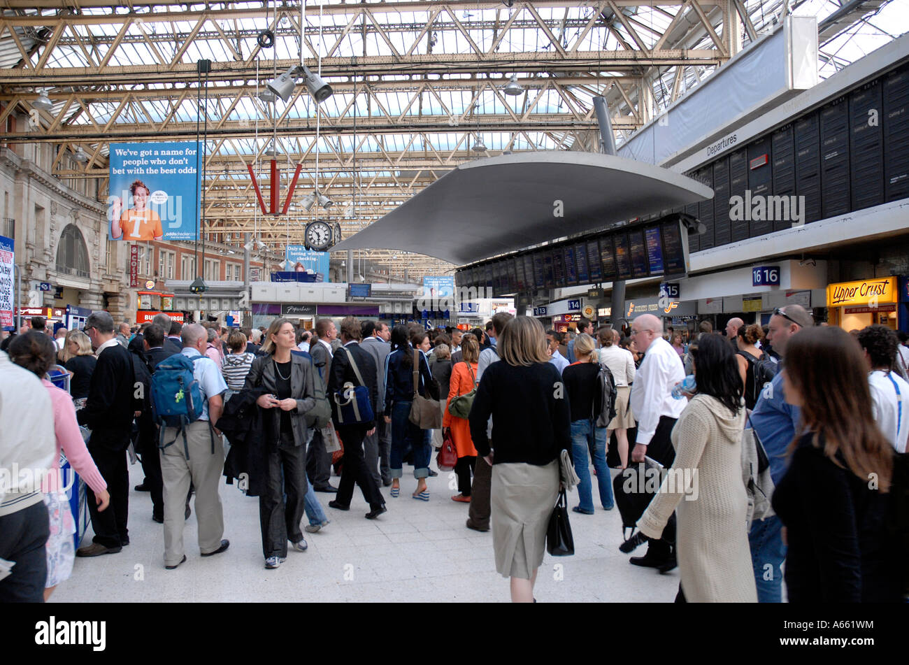 Waterloo mainline railway station concourse London Stock Photo - Alamy