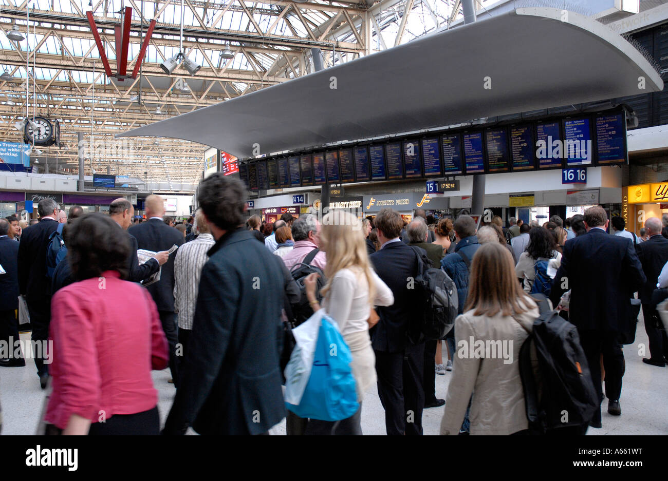 Waterloo mainline railway station concourse London Stock Photo - Alamy