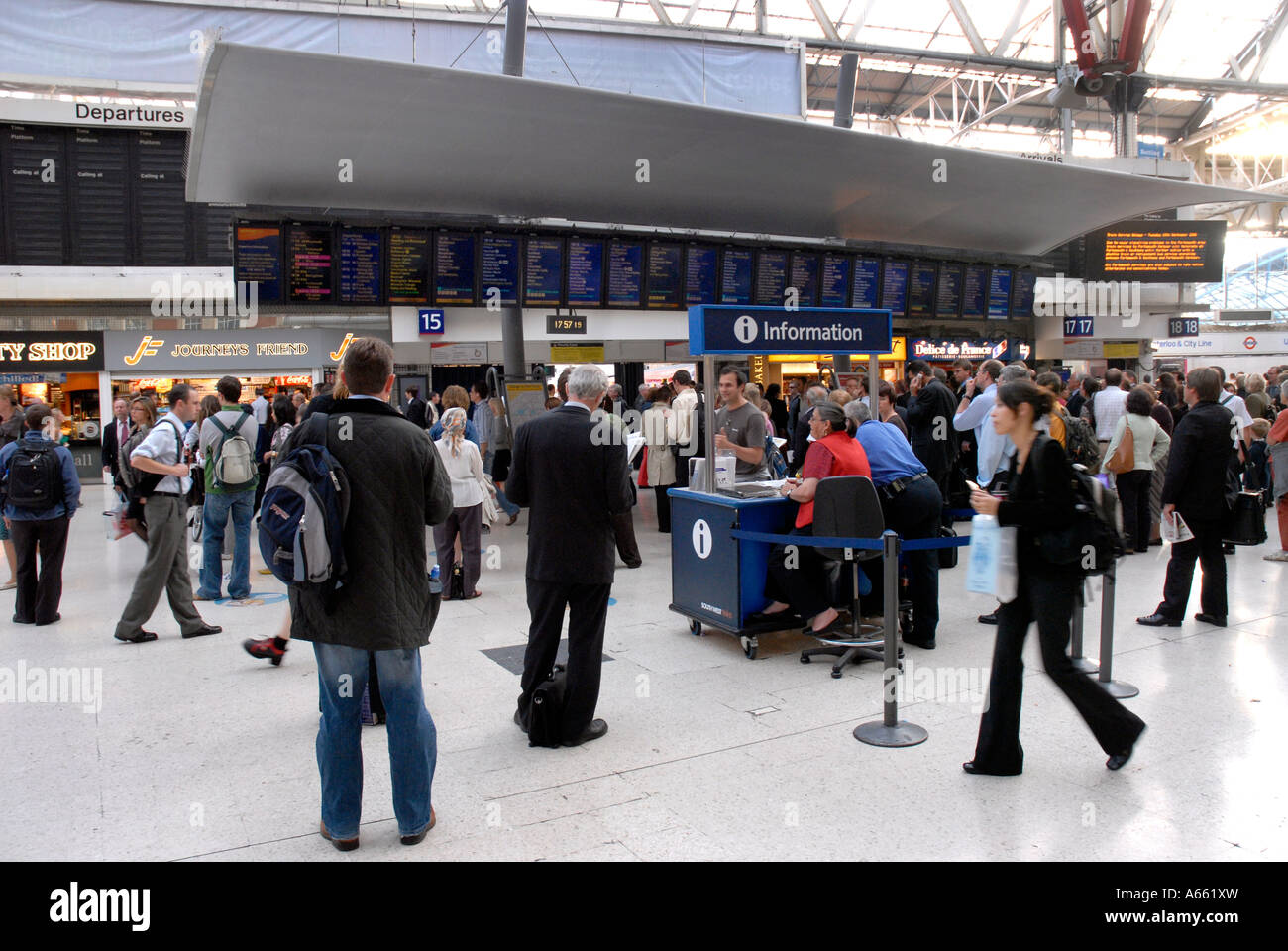 Waterloo mainline railway station concourse London Stock Photo - Alamy