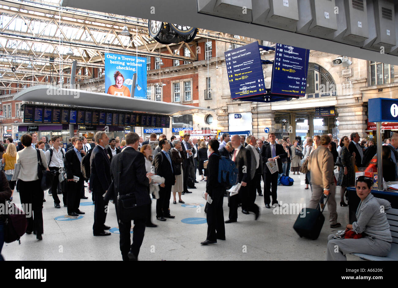 Waterloo mainline railway station concourse London Stock Photo - Alamy