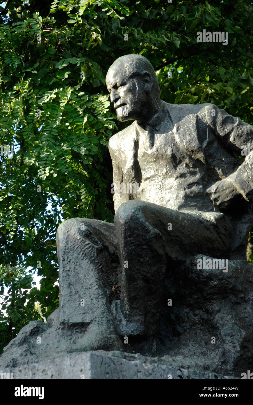Sculpture of Sigmund Freud in Fitzjohns Avenue Hampstead London Stock ...