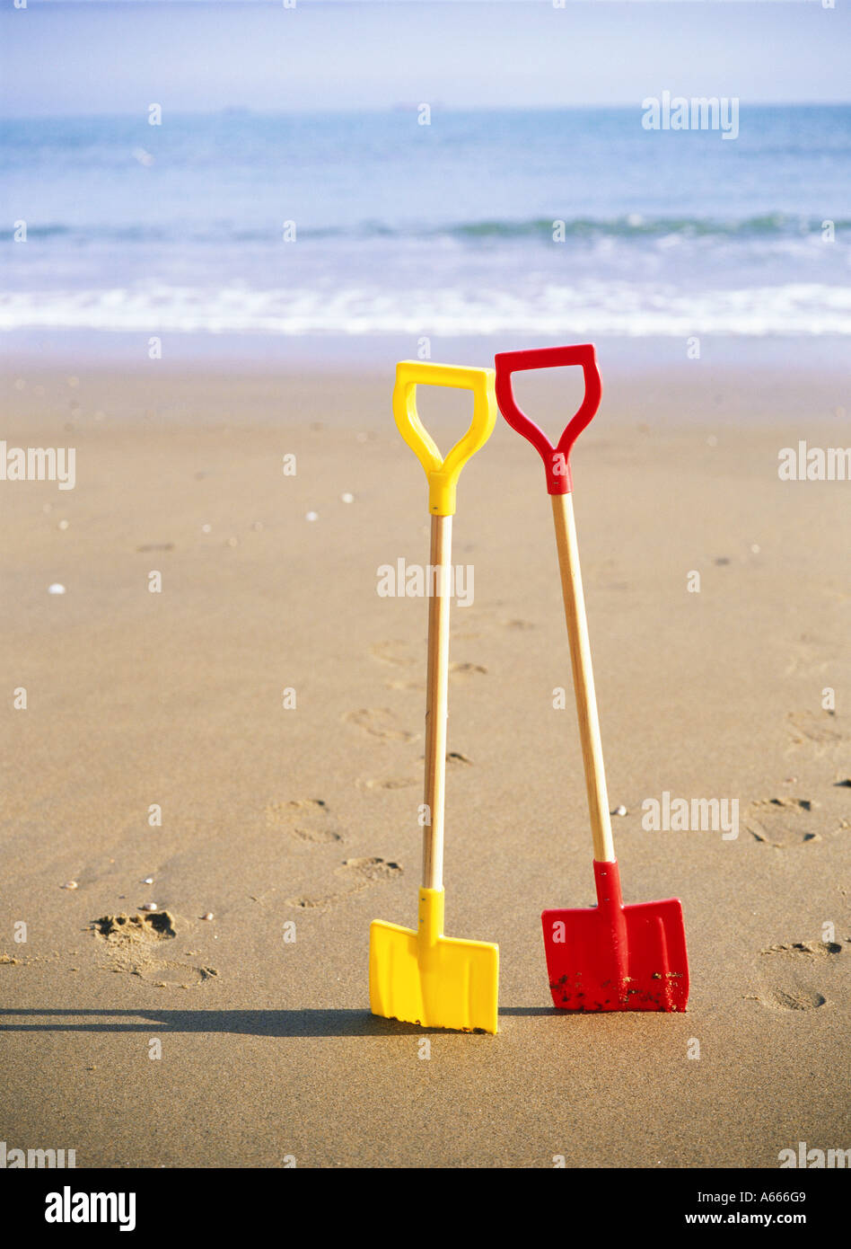 Couple digging on beach sand hi-res stock photography and images - Alamy
