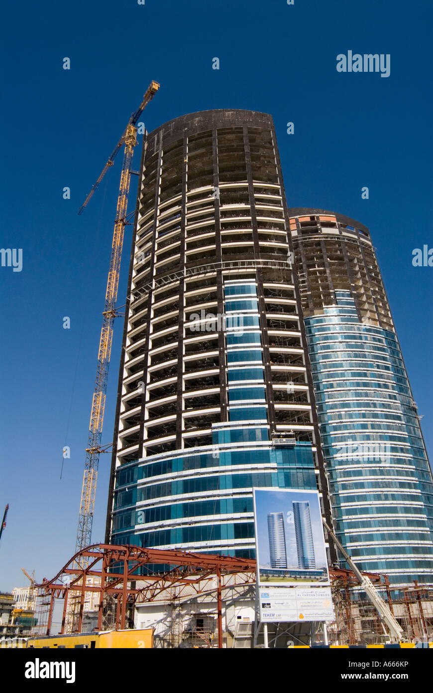 Doha office tower under construction hi-res stock photography and ...