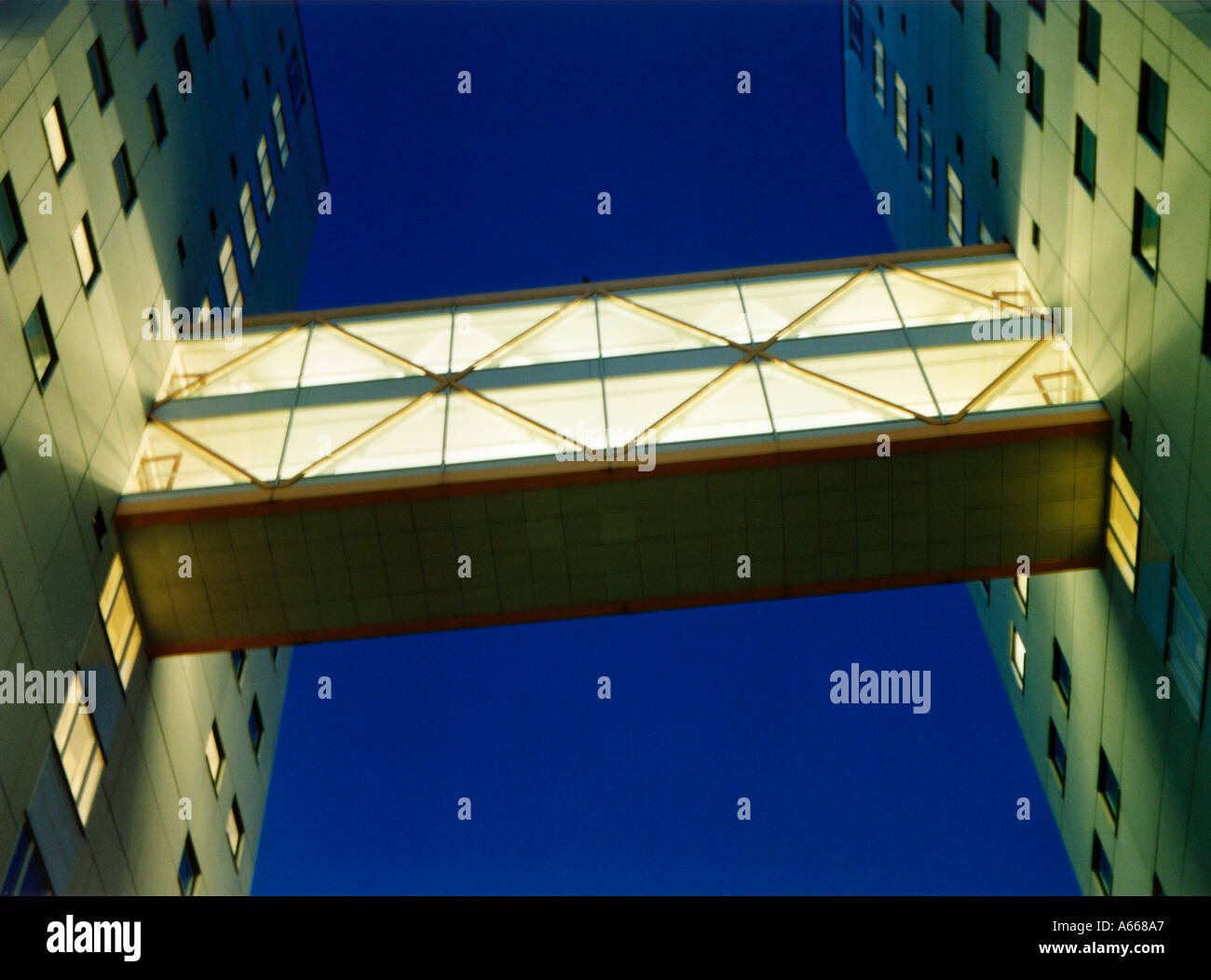 Bridge between two office buildings Stock Photo - Alamy