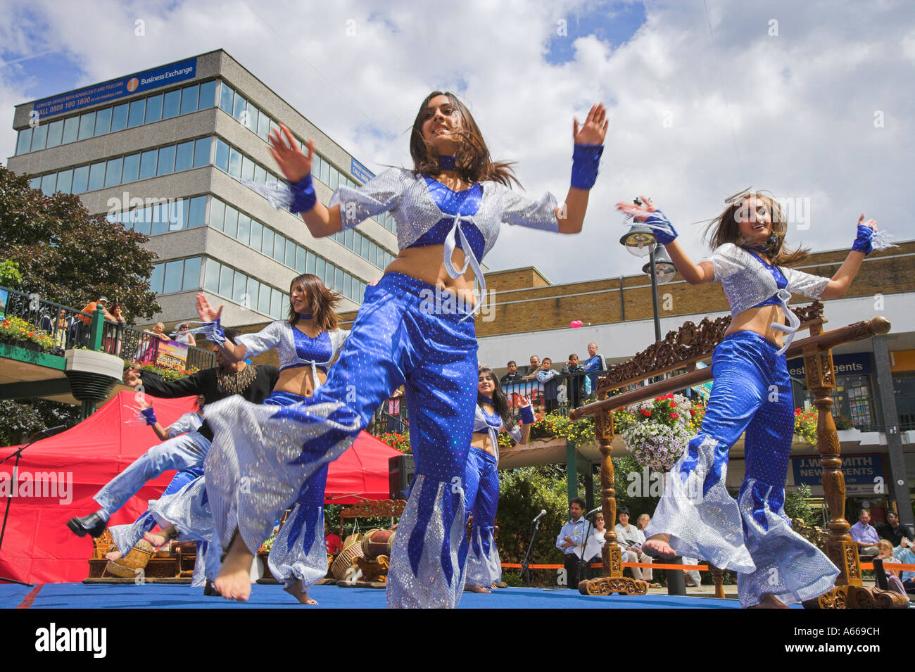 Dancer troupe on stage hi-res stock photography and images - Alamy