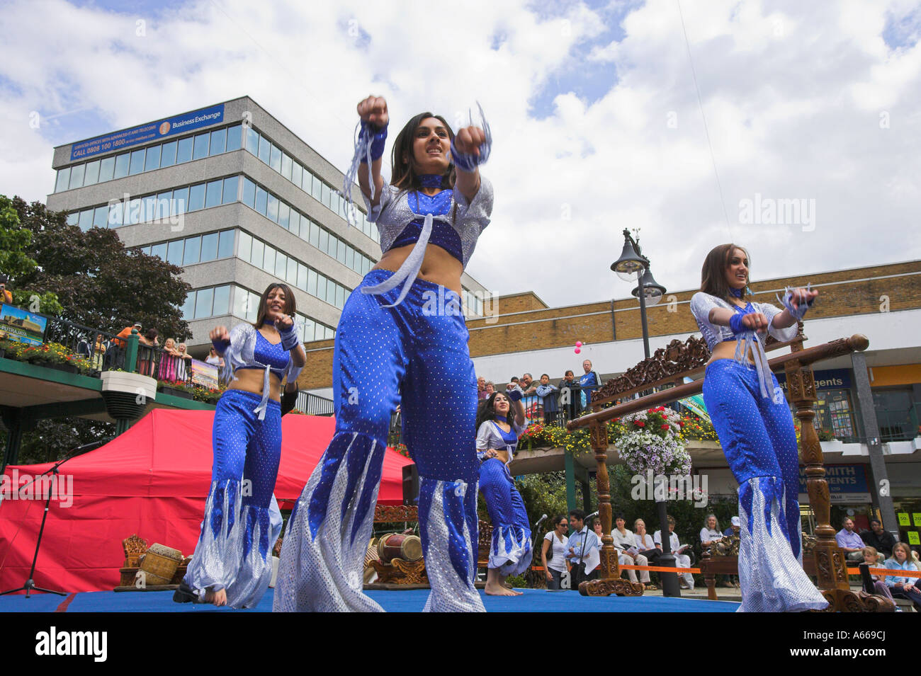 Bollywood film dancing hi-res stock photography and images - Alamy