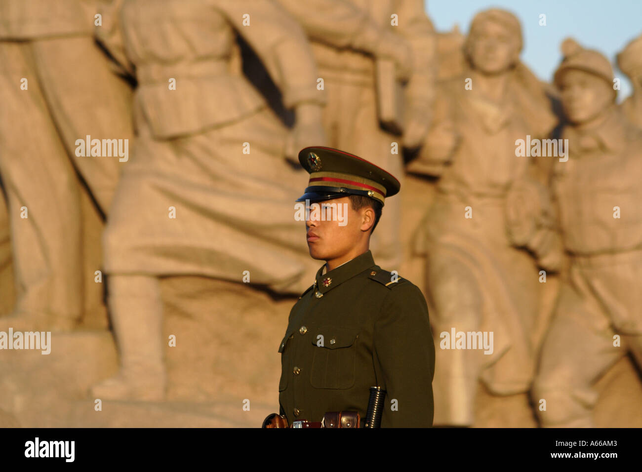 Soldier stands guard in front of revolutionary statue, Tiananmen Square ...