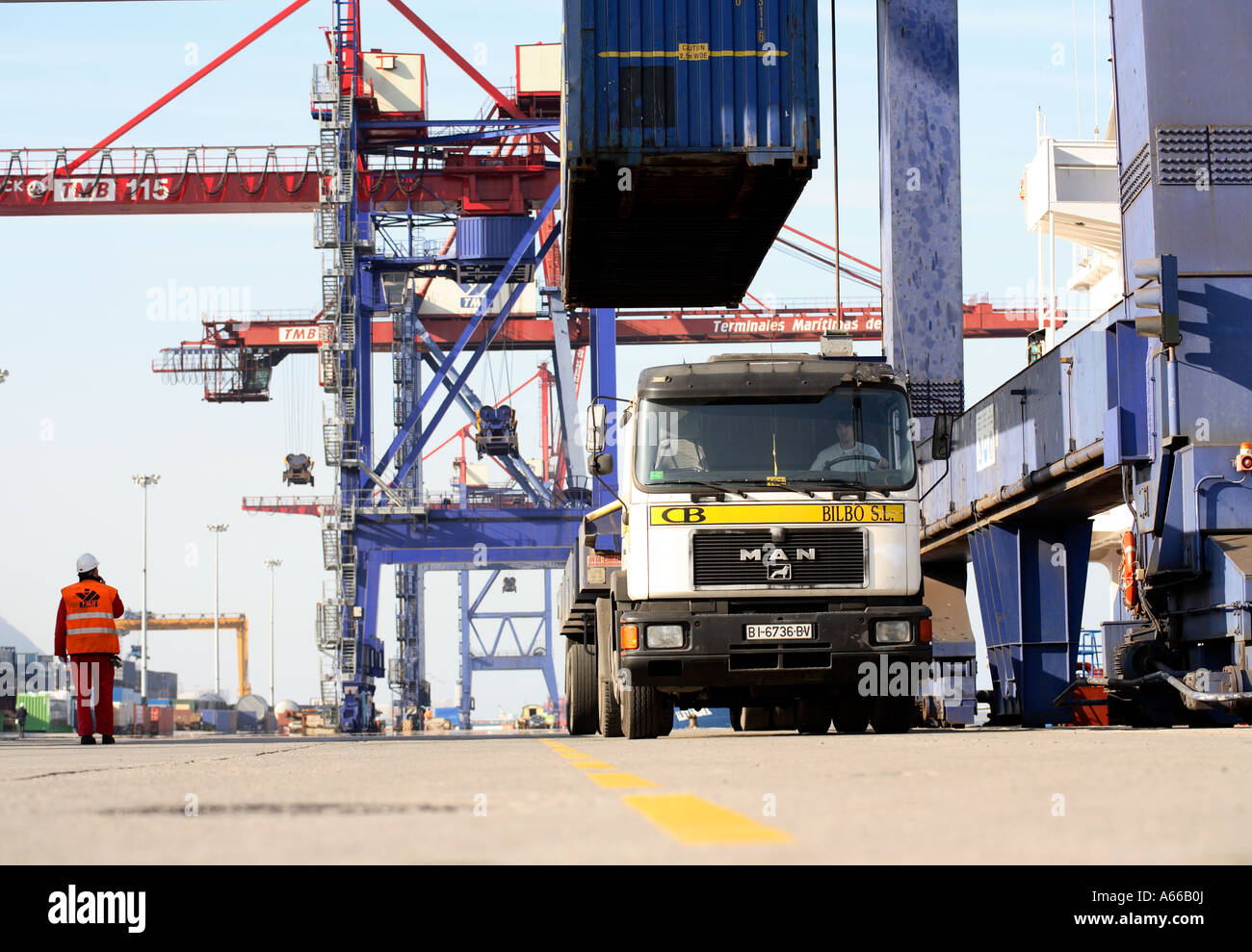 a lorry being loaded from a container ship on the dockside Stock Photo ...