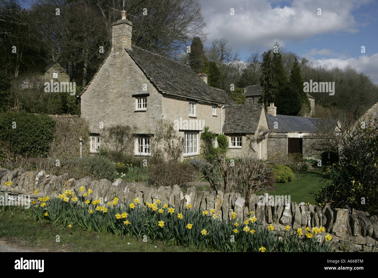 A cottage in the cotswold hamlet of Bagendon on a spring day Stock ...