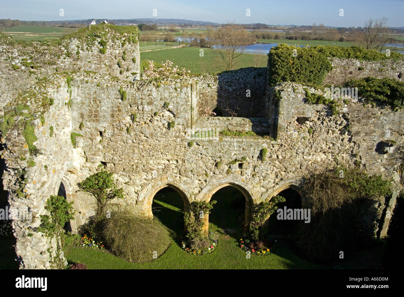 Castle falling down hi-res stock photography and images - Alamy
