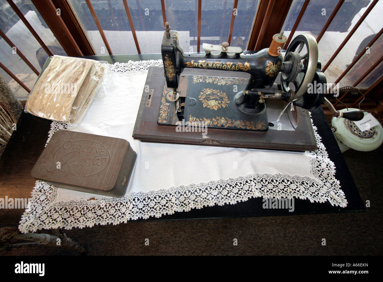 ANTIQUE SINGER SEWING MACHINE BAPDb10224 HORIZONTAL Stock Photo - Alamy