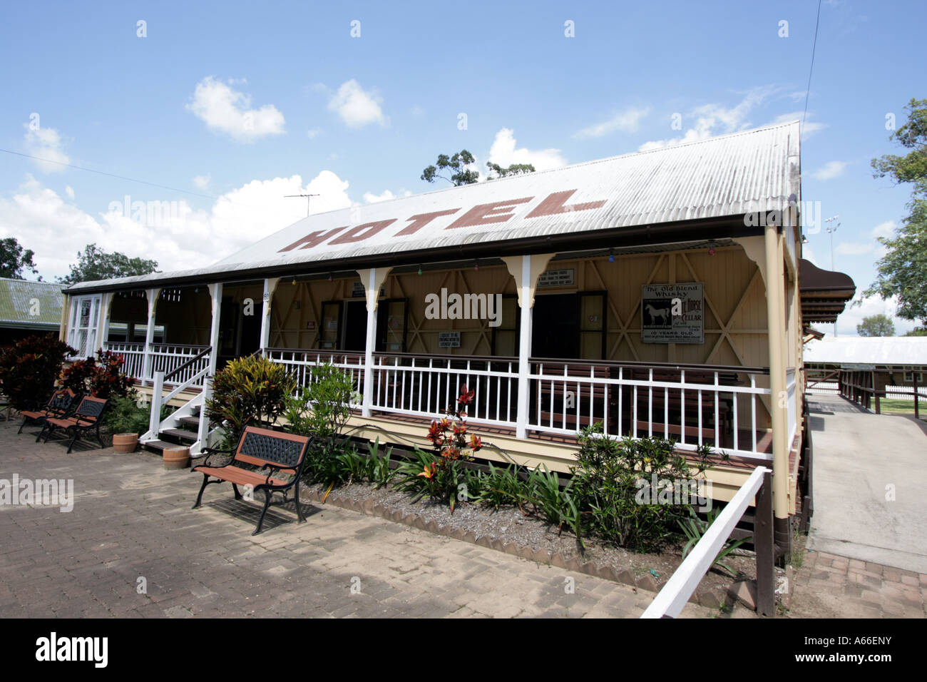 OLD AUSTRALIAN OUTBACK PUB HORIZONTAL BAPDB10237 Stock Photo - Alamy