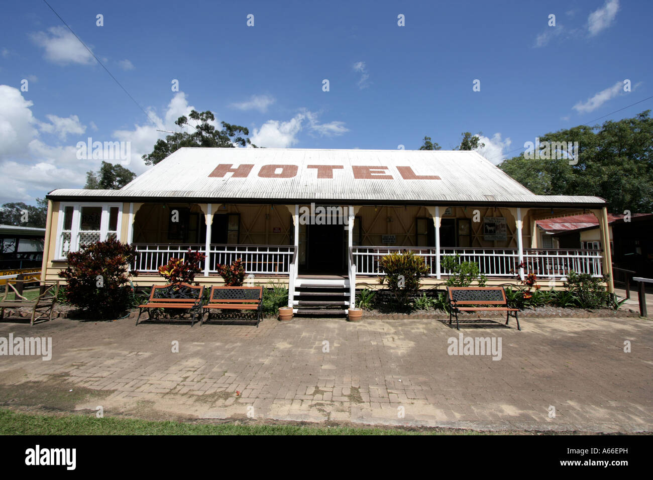 OLD AUSTRALIAN OUTBACK PUB HORIZONTAL BAPDB10238 Stock Photo - Alamy