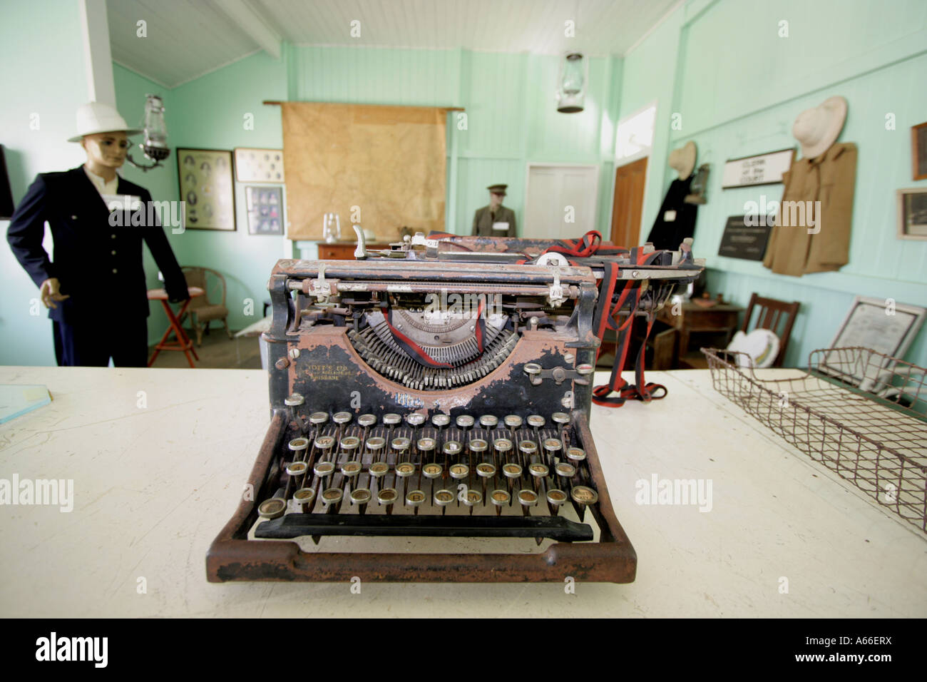 AN OLD TYPEWRITER IN AN OFFICE BAPDb10247 HORIZONTAL Stock Photo - Alamy