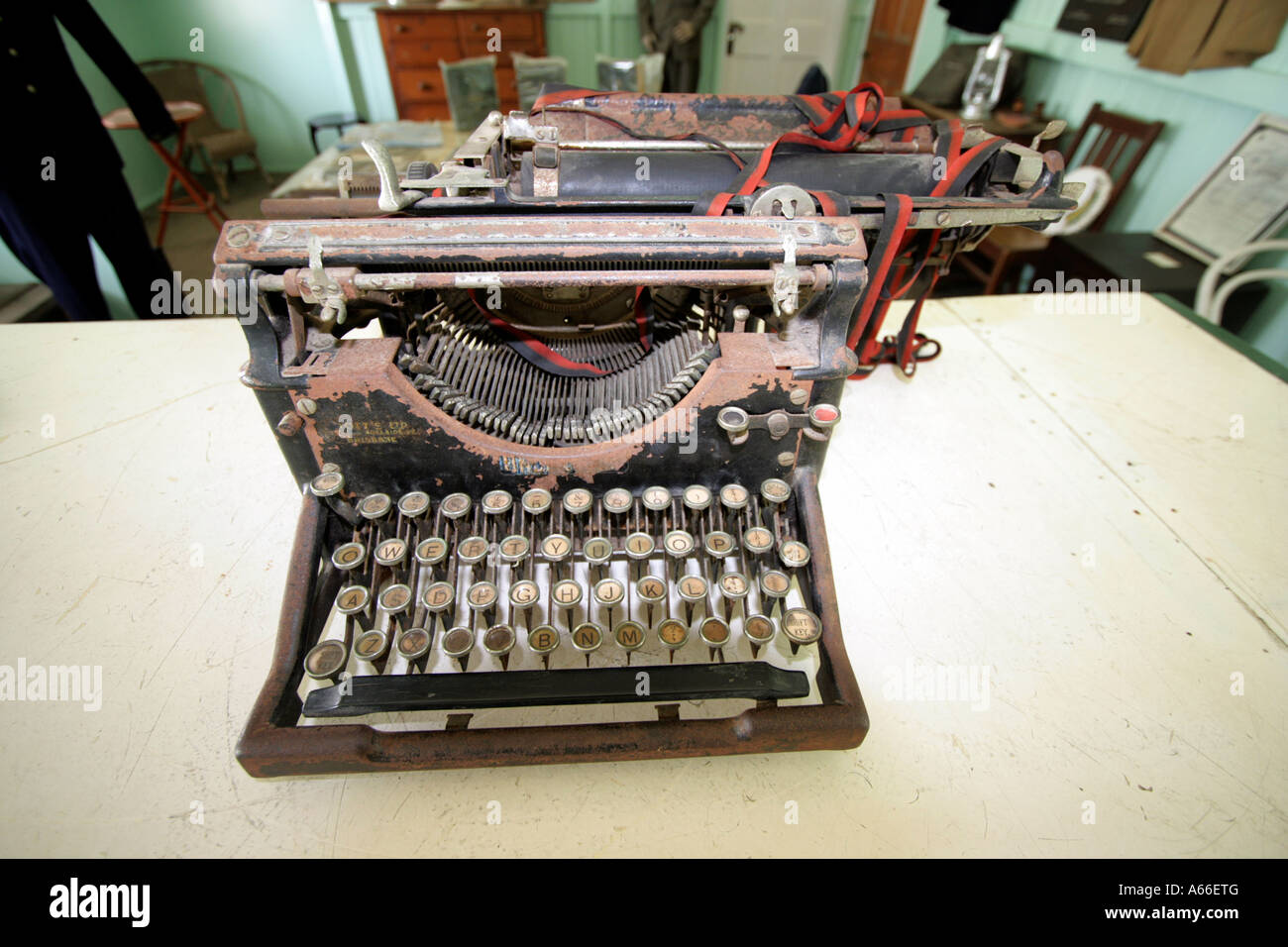 AN OLD TYPEWRITER BAPDb10248 HORIZONTAL Stock Photo - Alamy