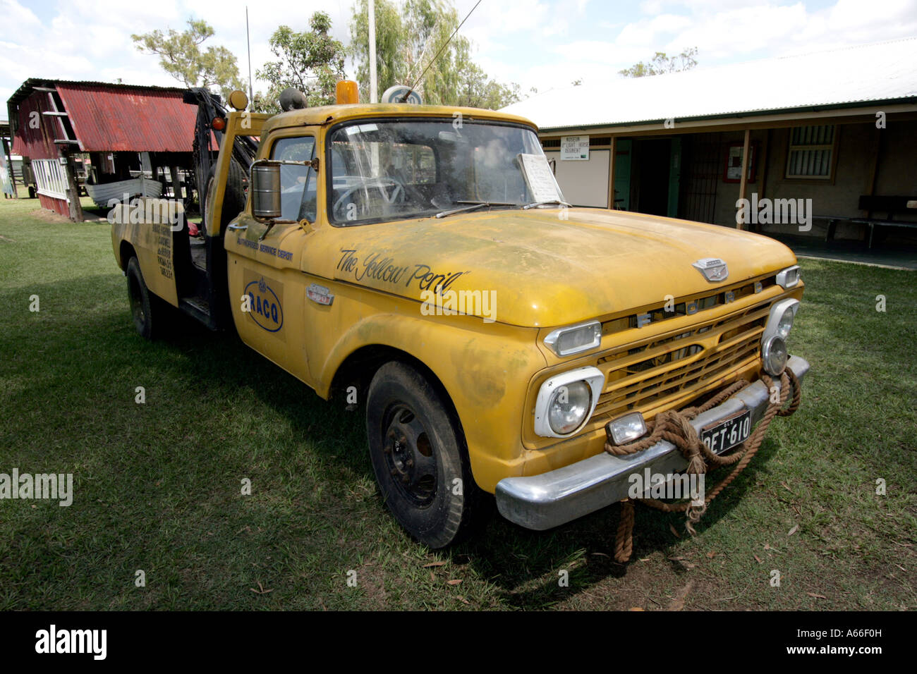 Old ford tow truck hi-res stock photography and images - Alamy