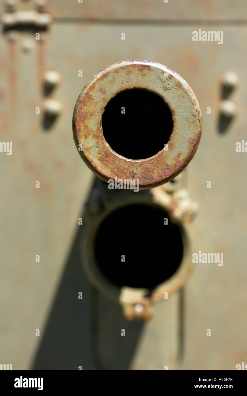 LOOKING DOWN THE BARREL OF A ANTI AIRCRAFT GUN VERTICAL BAPDB10295 ...