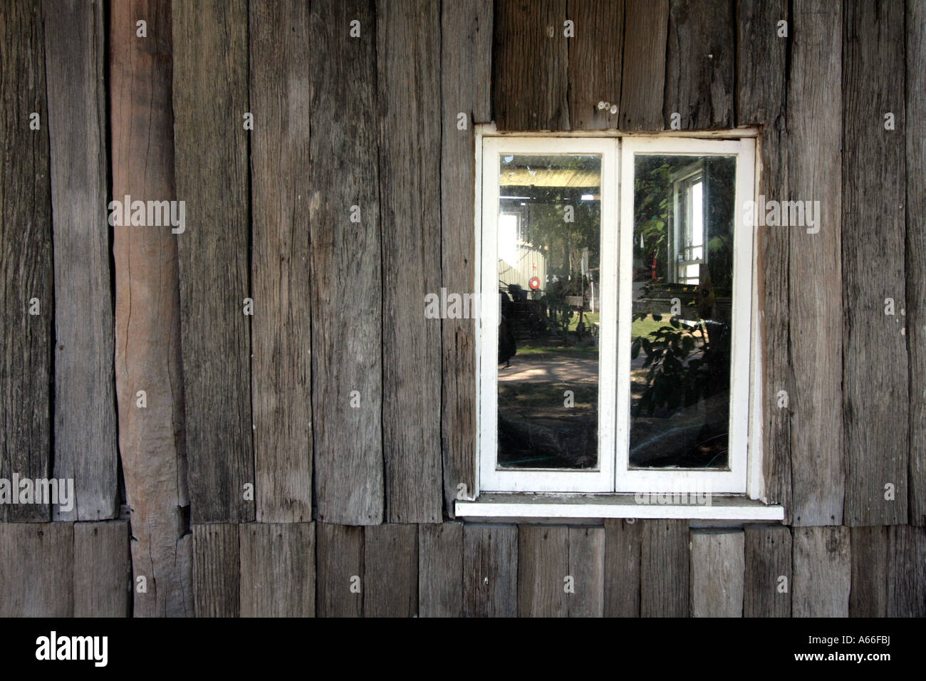 WINDOW IN OLD TIMBER HOUSE HORIZONTAL BAPDB10318 Stock Photo - Alamy