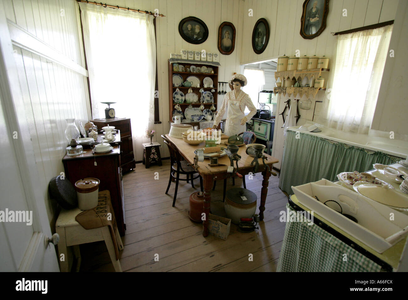 Early 1900s chef cooking in kitchen hi-res stock photography and images ...