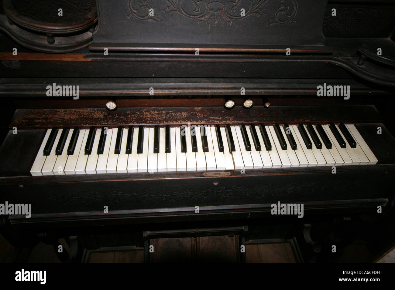 AN OLD PIANO BDb10337 HORIZONTAL Stock Photo - Alamy