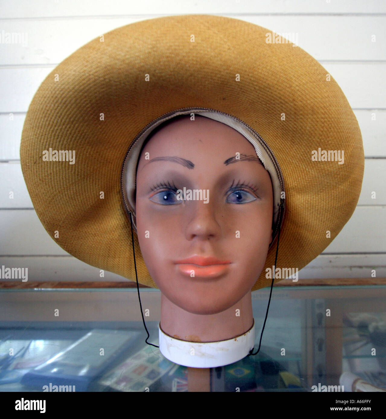 OLD STORE DUMMY HEAD WITH HAT SQUARE FORMAT BDB10352 Stock Photo - Alamy