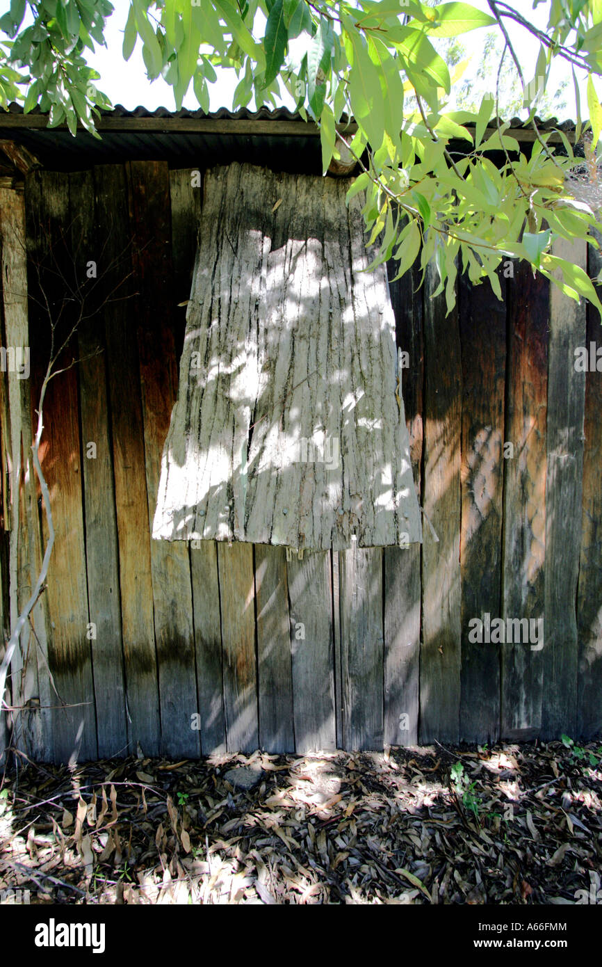 SIDE VIEW OF OLD BUSH SHACK WINDOW VERTICAL BDB10389 Stock Photo - Alamy