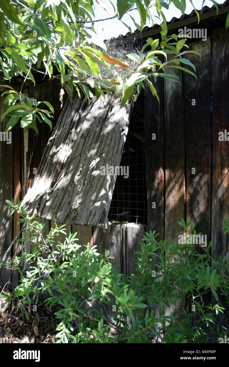 SIDE VIEW OF OLD BUSH SHACK WINDOW VERTICAL BDB10391 Stock Photo - Alamy