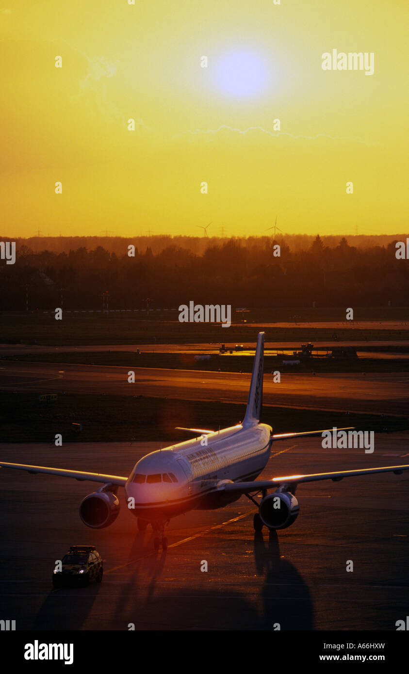 Aviation air industry emissions High Resolution Stock Photography and ...