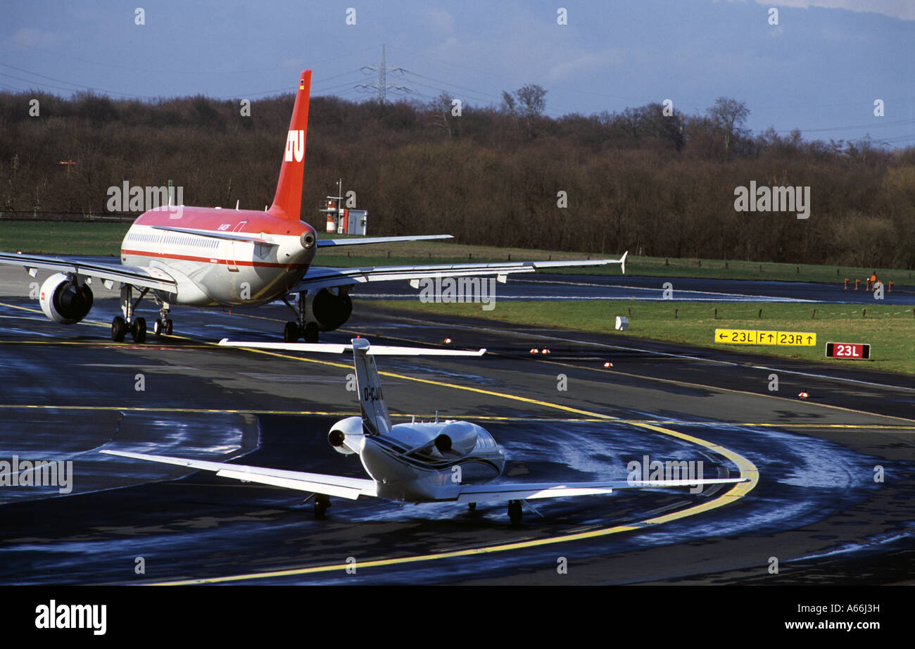 Aircraft Taxing Stock Photos & Aircraft Taxing Stock Images - Alamy
