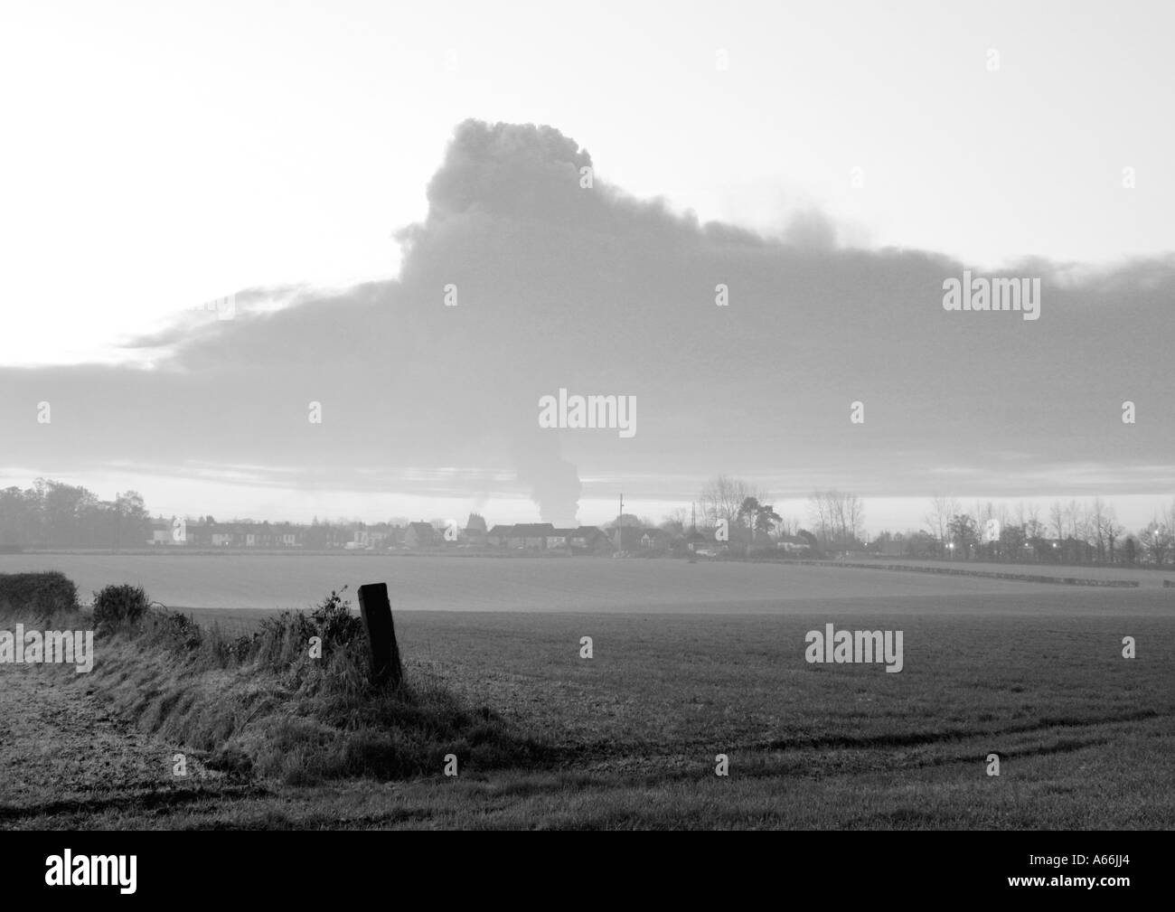 Hemel hempstead oil depot explosion hi-res stock photography and images ...