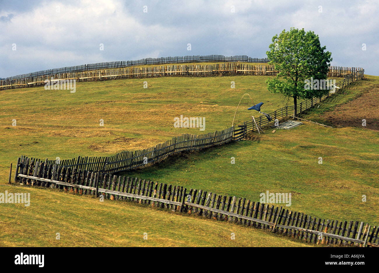 Traditional wood fence Stock Photo - Alamy