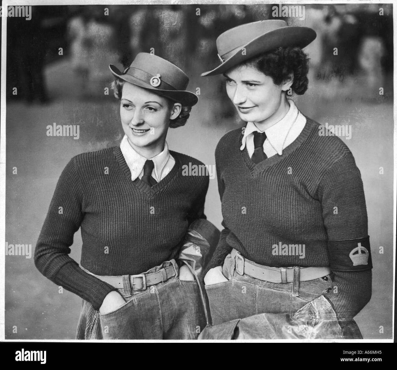 Womens land army hi-res stock photography and images - Alamy