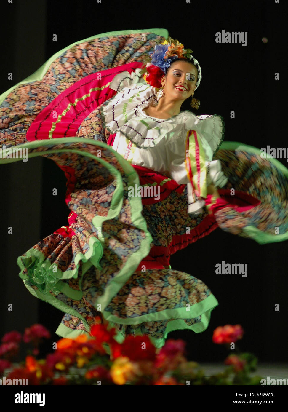 Folk dancing Mexican girl in traditional costume Stock Photo - Alamy