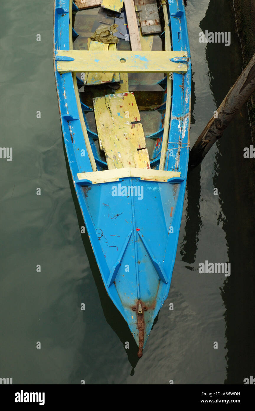 A traditional Venetian rowing boat made of wood Stock Photo - Alamy
